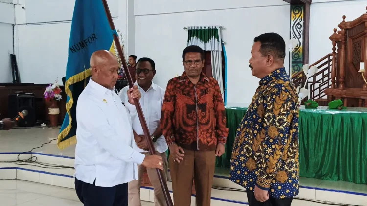 Bupati Biak Serahkan Bendera Pataka Pesparawi Berkibar Ke-Manokwari ...