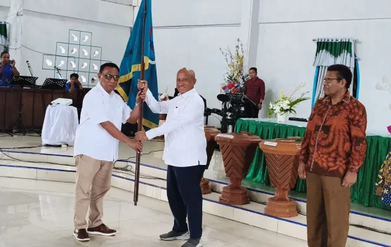 Bupati Biak Serahkan Bendera Pataka Pesparawi Berkibar Ke-Manokwari ...
