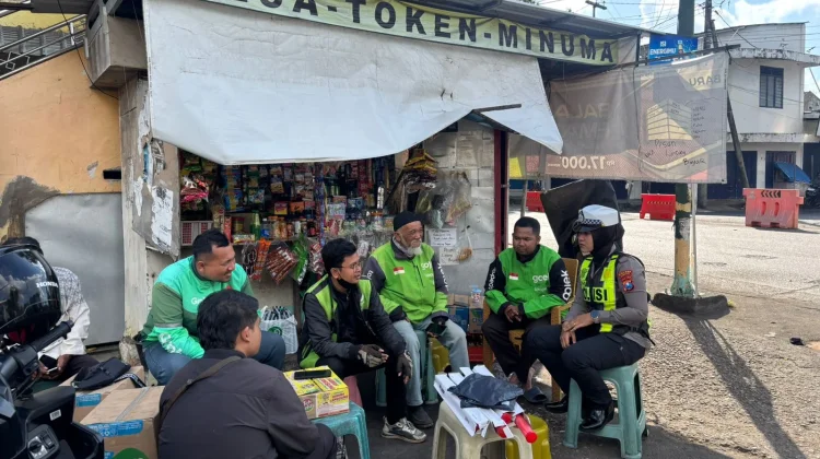 Satlantas Sumenep Bagikan Jas Hujan dan Senter Kepada Ojol - RRI.co.id