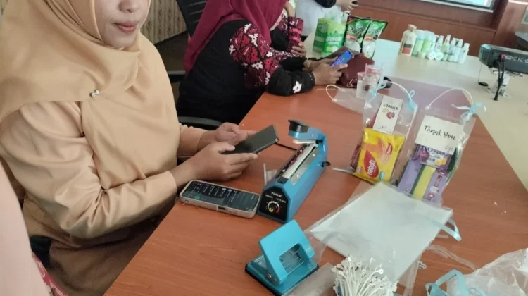 DWP LPP RRI Sumenep Bekali Anggota Keterampilan Kemasan Kreatif - RRI.co.id