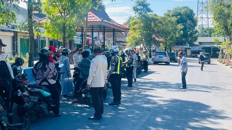 Satlantas Bersama Bapenda Edukasi Pajak Kendaraan di Jalan Raya - RRI.co.id