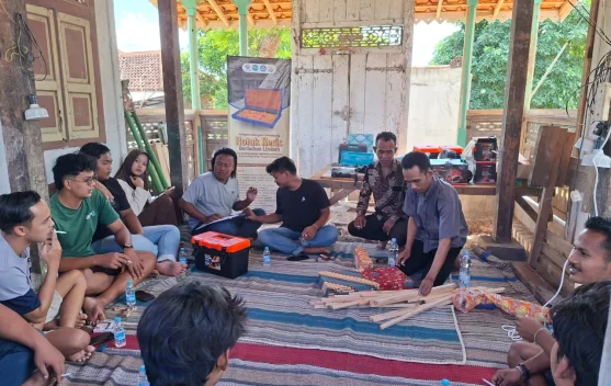 PENS Latih Warga Aeng Tongtong Membuat Kotak Keris dari Bahan Limbah ...
