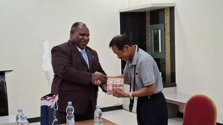 Bupati Murip Serahkan Bantuan Dukung Kontingen Pesparawi ke Manokwari ...