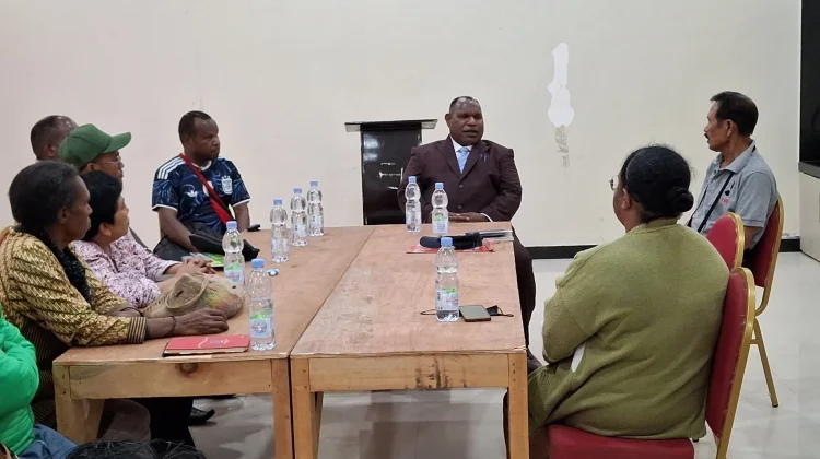 Bupati Murip Serahkan Bantuan Dukung Kontingen Pesparawi ke Manokwari ...