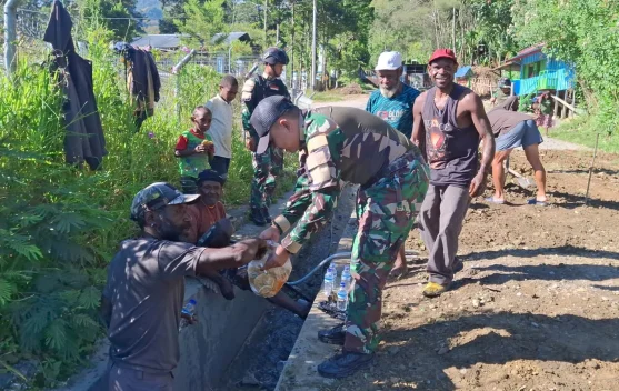 Berita Foto - Satgas Yonif 511/DY dan Warga Karubaga Gotong Royong ...
