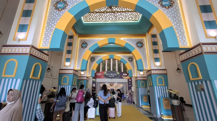 Pernak-Pernik Lebaran Mengukuhkan Tugu sebagai Stasiun Tercantik - RRI ...