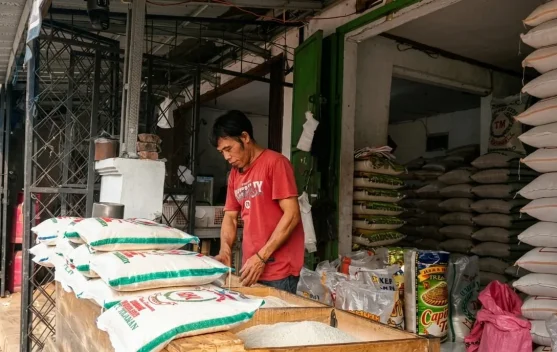Pedagang Pasar Badak Pandeglang Resah BBM Naik - RRI.co.id