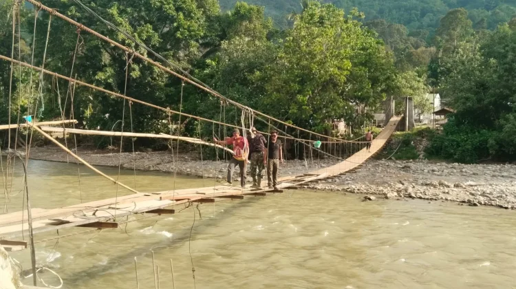 Kodim 0108/Agara Pasang Papan Lantai Jembatan Gantung Desa Buntul ...