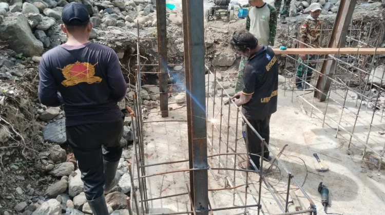 Pondasi Tiang Pylon Jembatan Gantung Perintis di Desa Jambur Mamang ...