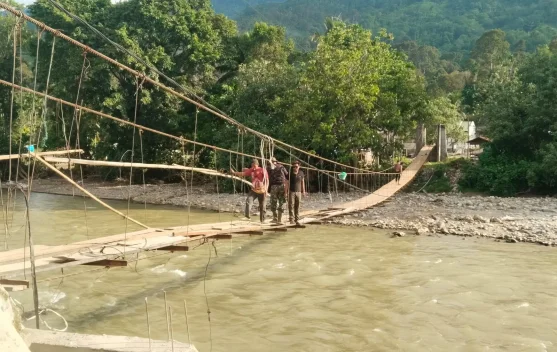 Kodim 0108/Agara Pasang Papan Lantai Jembatan Gantung Desa Buntul ...