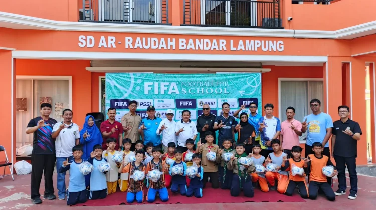 PSSI Lampung Salurkan Bantuan Bola FIFA Football for Schools - RRI.co.id