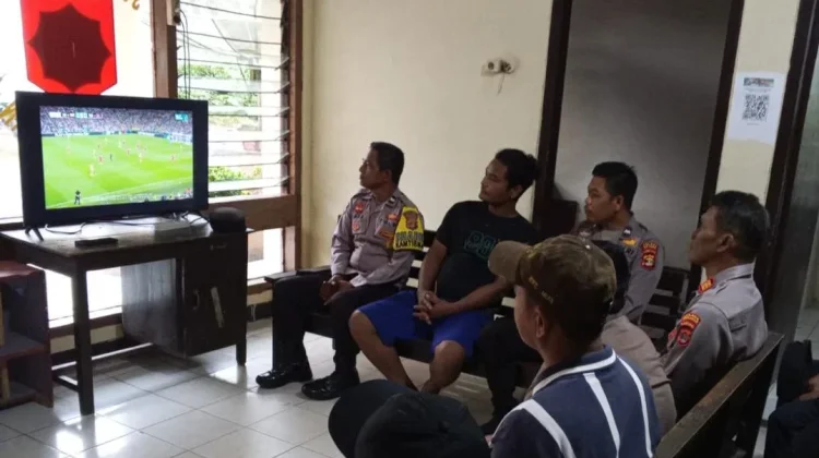 Polres Way Kanan Ciptakan Ruang Interaksi Lewat Nobar Piala Dunia 2026 ...