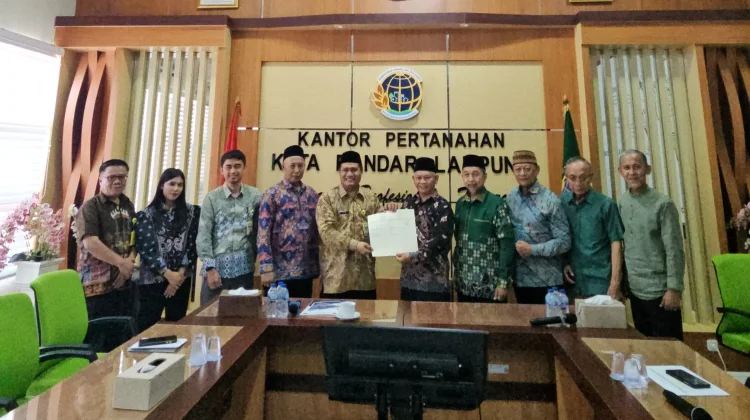 Kantah Kota Bandar Lampung Serahkan Sertipikat Tanah Wakaf Muhammadiyah ...