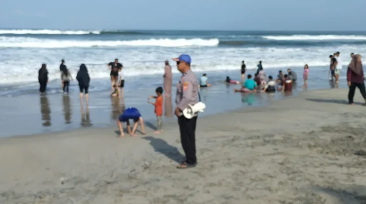 Libur Isa Almasih, Pantai Karangpapak Cikelet Garut Dipadati Pengunjung ...