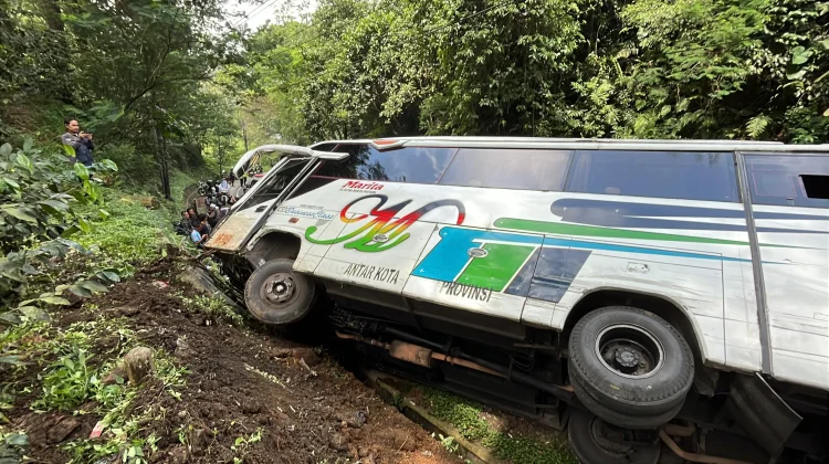 Bus Marita Alami Rem Blong Tabrak Truk - RRI.co.id