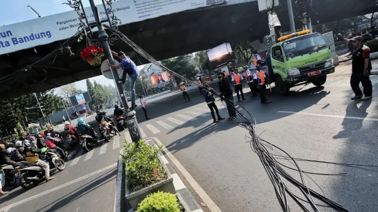 Pemkot Bandung Percepat Penataan Kabel Udara - RRI.co.id