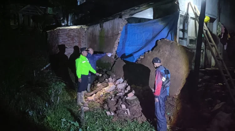 Hujan Deras, Rumah Warga di Banjarwangi Garut Roboh - RRI.co.id