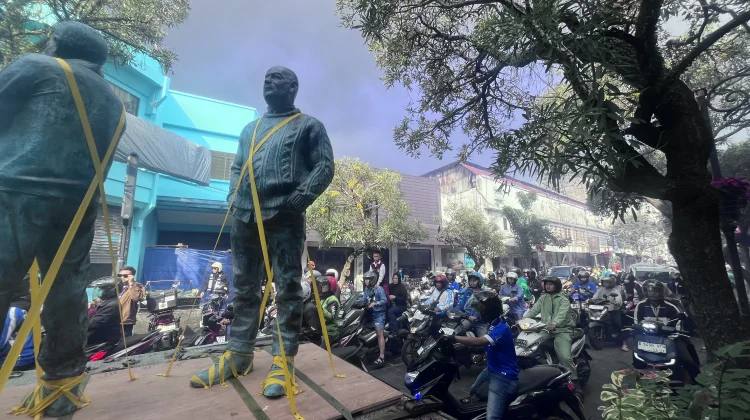 Tiba di Grey Art Braga, Patung Bojan Hodak Siap Dipamerkan Mulai Juni ...