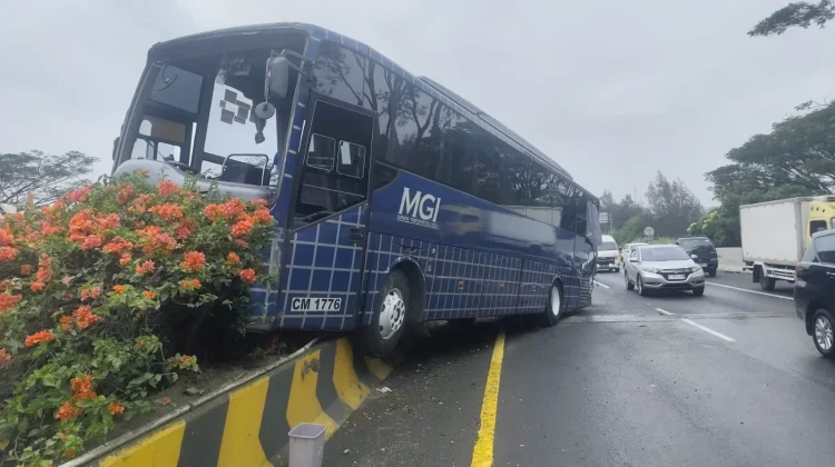 Bus MGI Alami Kecelakaan Tunggal di Tol Cipularang KM 100 - RRI.co.id