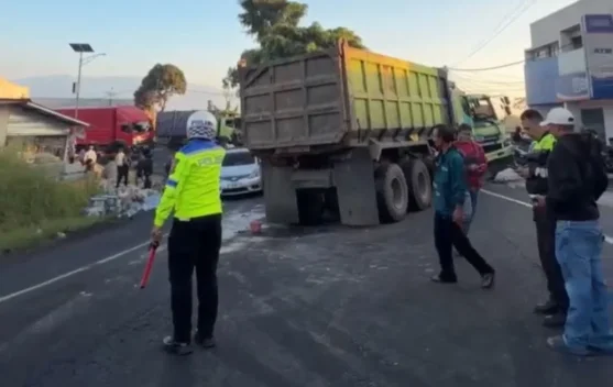 Laka Lantas, Dua Truk "Adu Banteng" Sopir Alami Luka - RRI.co.id