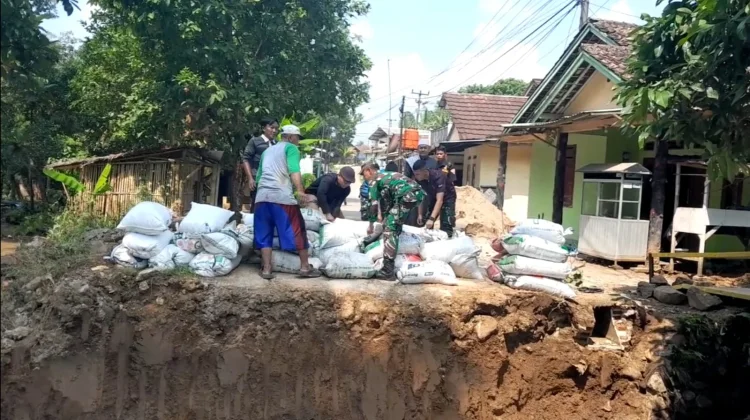 TNI dan Warga Bangun Jembatan Armco di Cimanuk - RRI.co.id