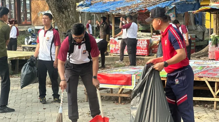 KN Tanjung Datu 301 Lakukan Jumat Asri di Tasikardi - RRI.co.id