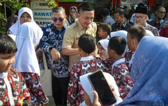 Hasbi Pantau Langsung Gerakan Ayah Ambil Rapor Anak di Sekolah - RRI.co.id