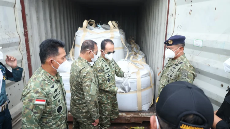 Kasum TNI Tinjau Barang Bukti Penyelundupan LTJ Ilegal - RRI.co.id
