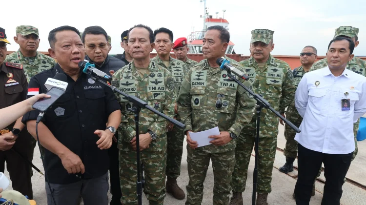 Kasum TNI Tinjau Barang Bukti Penyelundupan LTJ Ilegal - RRI.co.id
