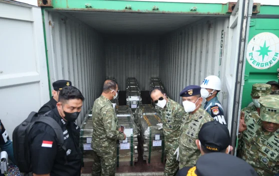 Kasum TNI Tinjau Barang Bukti Penyelundupan LTJ Ilegal - RRI.co.id