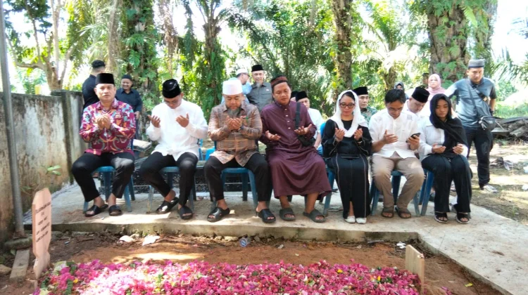Di Makam Achmad Sardi, Gubernur Ungkap Mimpi Besar Ayah Destita untuk ...