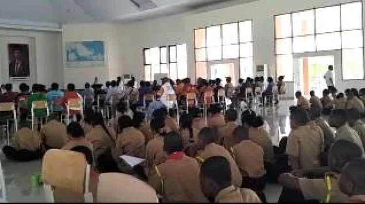 Momen Bahagia saat Penerimaan Rapot di SRMA 41 Biak Numfor - RRI.co.id
