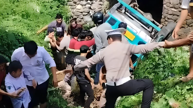 Mobil Antar Jemput Siswa Terjun Jurang di Takalala - RRI.co.id