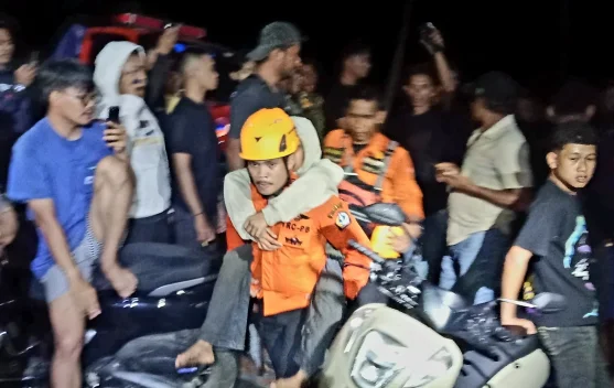 Sebanyak 28 Wisatawan Dievakuasi, usai Air Bah Terjang Sungai Usa di ...