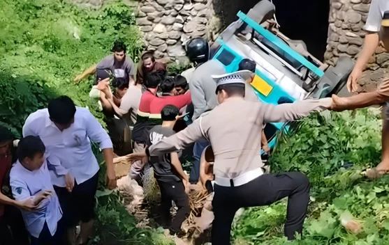 Mobil Antar Jemput Siswa Terjun Jurang di Takalala - RRI.co.id