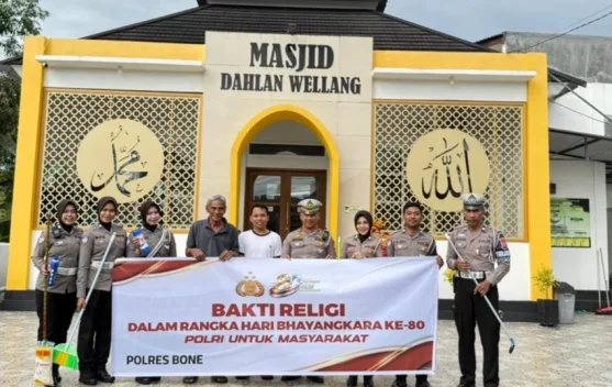 Sambut HUT Bhayangkara, Polantas Bone Bersihkan Masjid - RRI.co.id