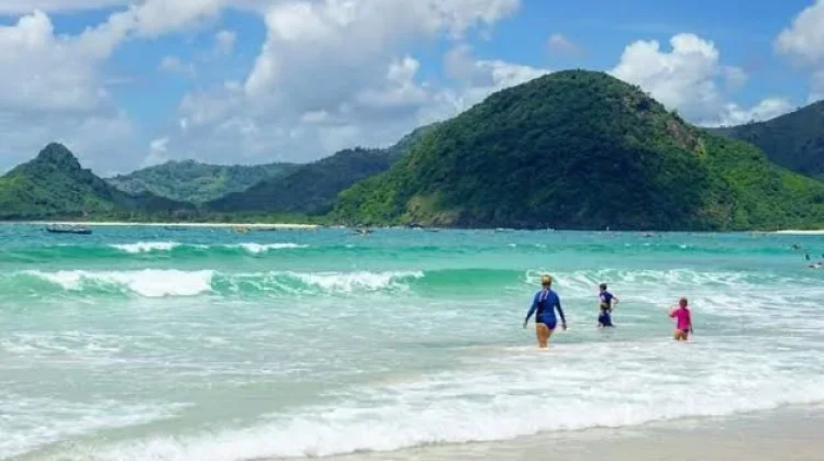 Pantai Selong Belanak Lokasi Terbaik untuk Berselancar - RRI.co.id