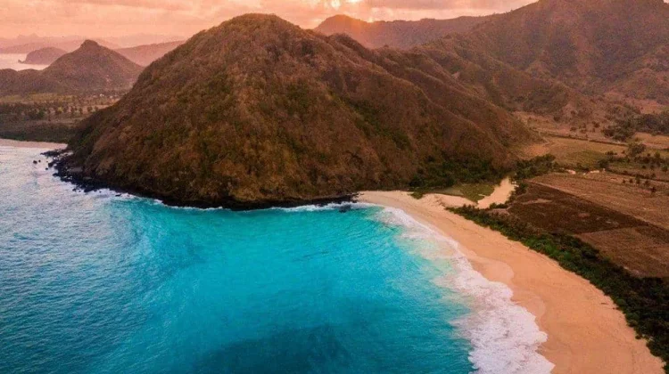 Pantai Selong Belanak Lokasi Terbaik untuk Berselancar - RRI.co.id