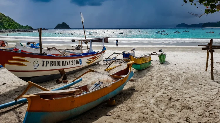 Pantai Selong Belanak Lokasi Terbaik untuk Berselancar - RRI.co.id