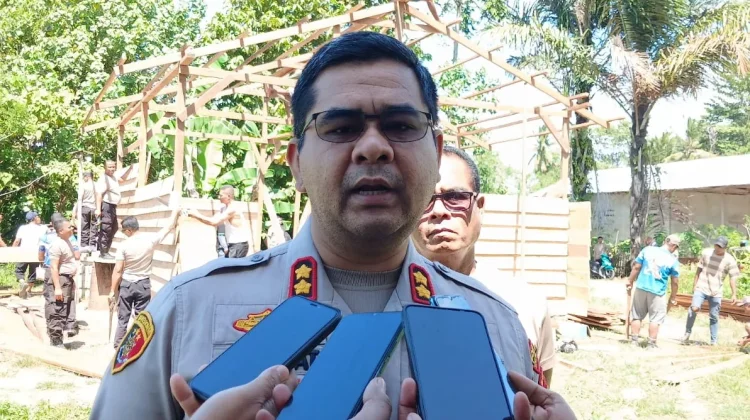 Polres SBT Bedah Rumah Keluarga 8 Anak di Bula, Pemilik Rumah Menangis ...