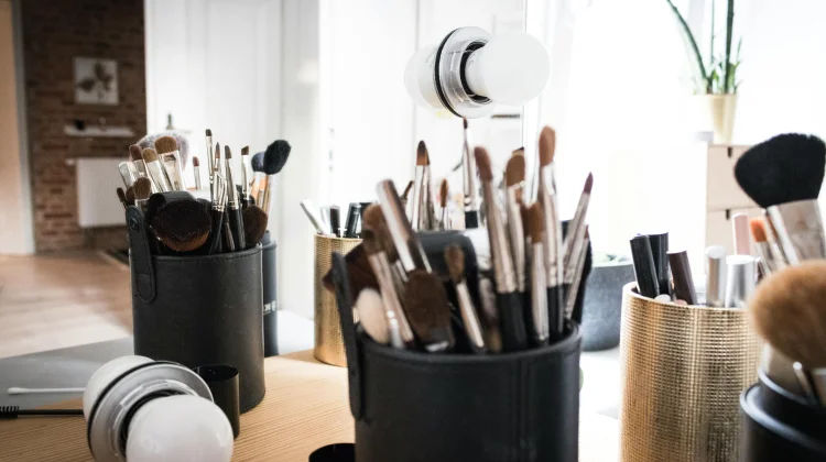 Waspada Bakteri di Alat Makeup yang Jarang Dicuci - RRI.co.id