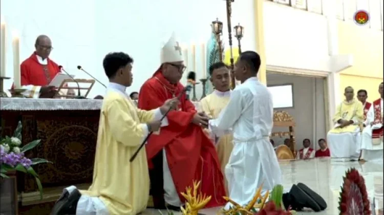 Mgr Maksimus Regus Tahbiskan 16 Diakon Baru di Seminari Ritapiret - RRI ...