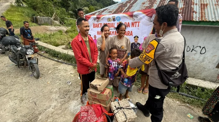 Polsek Kuwus Tembus Jalan Rusak Salurkan Bantuan bagi Lansia Korban ...