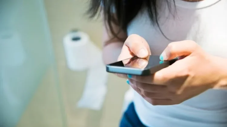 Awas, Kebiasaan Main Ponsel di Toilet Bisa Picu Wasir di Usia Muda ...
