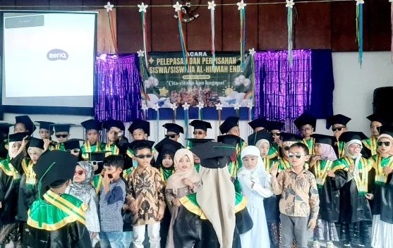 Tangis Haru dan Senyum Ceria Warnai Pelepasan Siswa RA Al-Hikmah Ende ...
