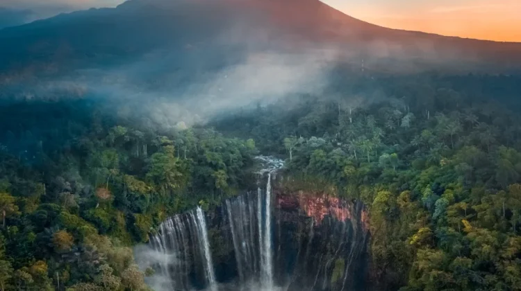 Tumpak Sewu Waterfall Draws Record 9,900 Holiday Visitors - RRI.co.id