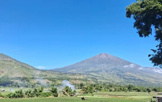 Mt. Rinjani Authority Urges Hikers to Prepare for Dropping Temperatures ...