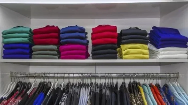 Tips Merawat Baju agar Tidak Apek di Lemari - RRI.co.id