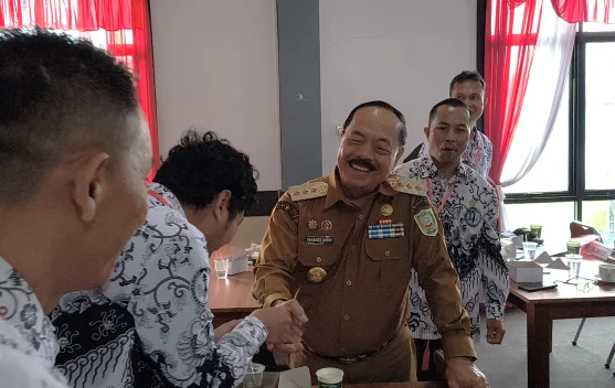 Hadapi Tantangan Global, Bupati Sanggau Minta Guru Melek Digital - RRI ...