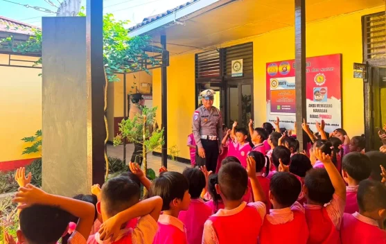 Polsek Entikong Tanamkan Disiplin Keselamatan Anak Usia Dini - RRI.co.id